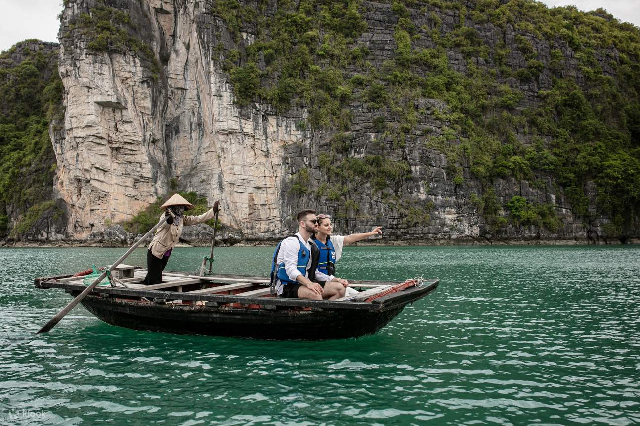 ทัวร์ล่องเรือที่ฮาลองเบย์ (Ha Long Bay) และลันฮาเบย์ (Lan Ha Bay) 2 วัน ...